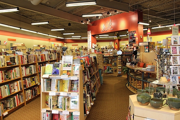 Phoenix Books Essex in Essex Junction, VT | LibraryThing Local
